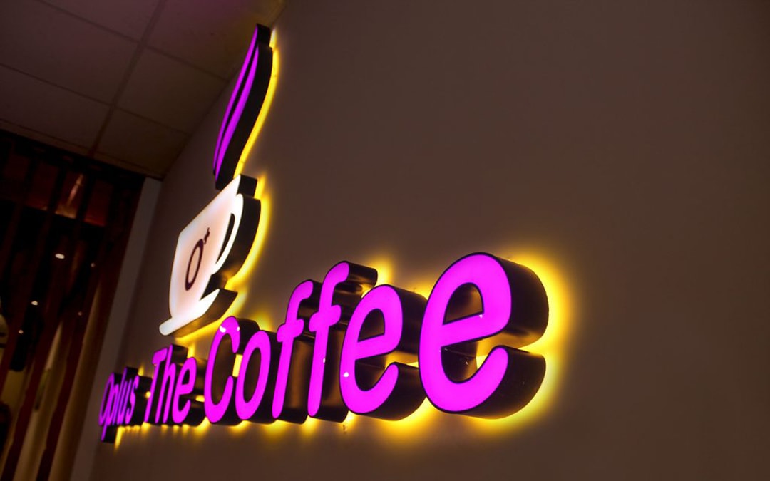 Chữ nổi MICA, lắp đèn LED âm chữ hắt sáng mặt chữ